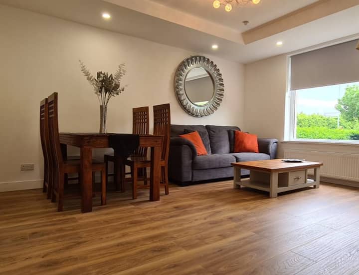 Bright Two Bedroom Flat With Free Parking - Glasgow