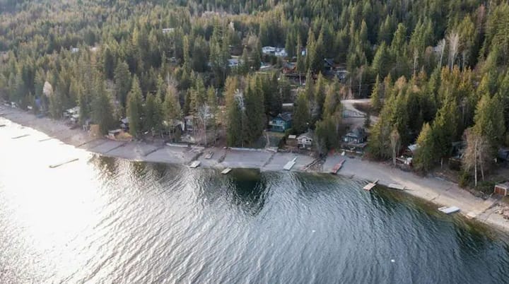 Cvit Creek Tiny Waterfront Cabin on Shuswap Lake - Guesthouses for Rent ...