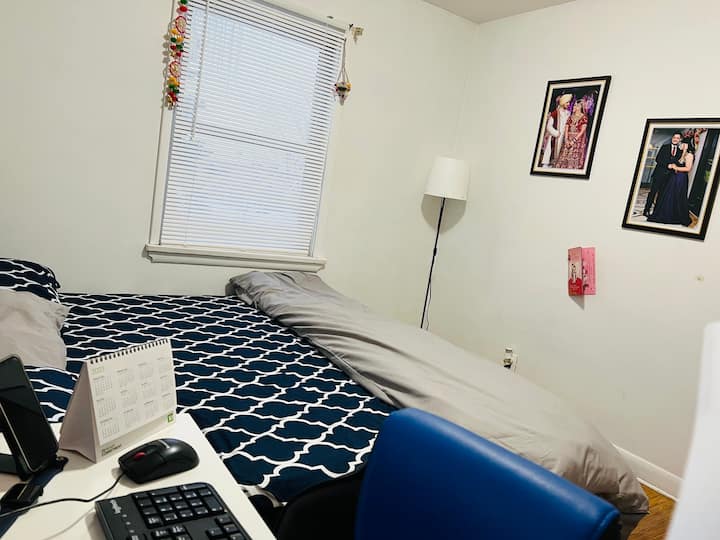 Cheerful One Bedroom On Top Floor Of Bungalow. - London, Ontario
