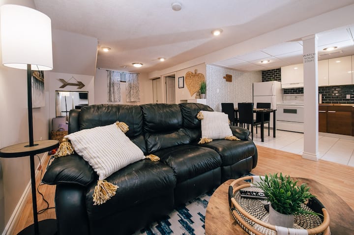 Cozy 2 Bed/1 Bath Home With Jacuzzi & Full Kitchen - Edmonton