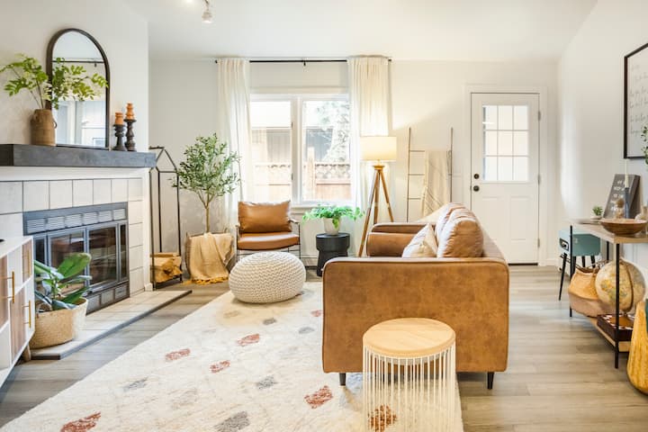 Modern Ranch, Stylish Hidden Gem, U-med District. - Alaska