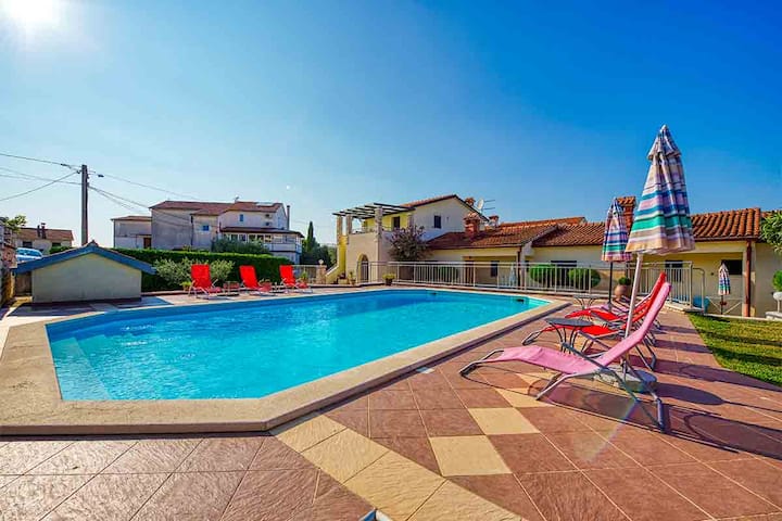 Apartment Marina With Shared Pool, Rovinjsko Selo - Rovinj