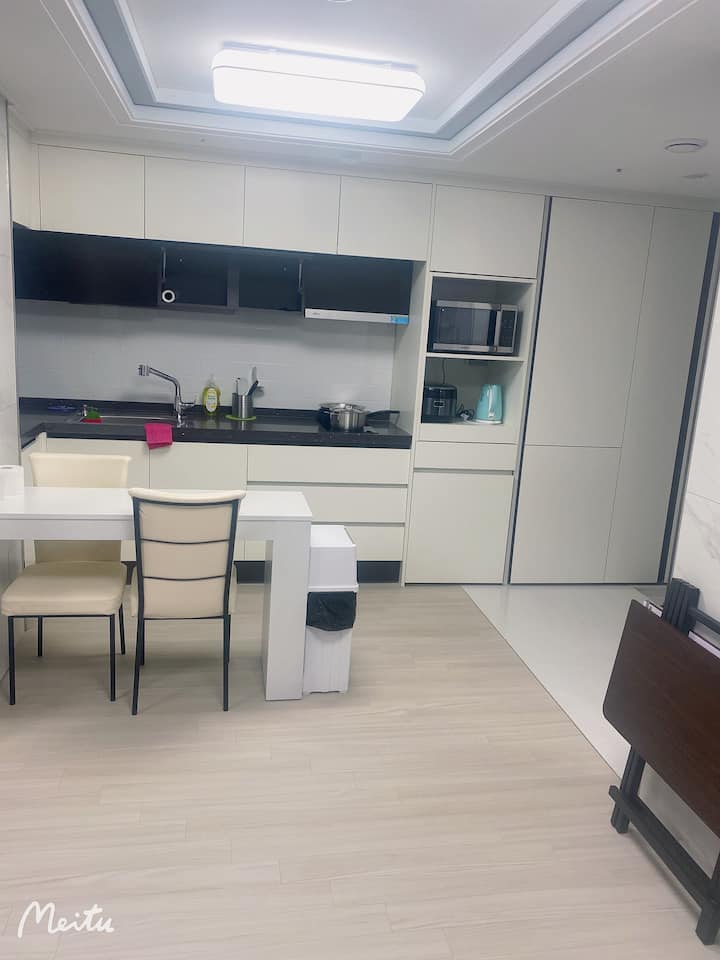 제주시 공항7분거리 제주시내중심지 신라면세점 맞은편 누웨마루거리 - Jeju-si