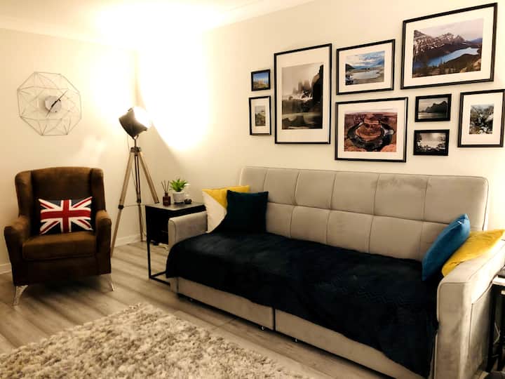 Comfy Room In Modern House - Dorking