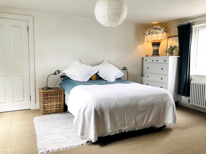 Lovely 2 Bed Maisonette With Off Street Parking - London
