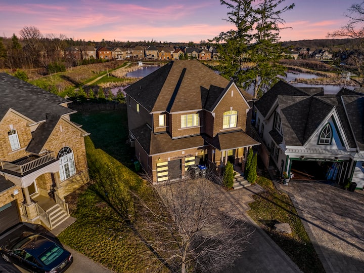 Gorgeous Family Home -Pond Facing W/huge Backyard - Brampton