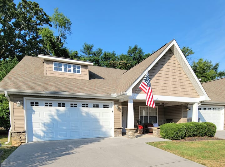 Cozy Cottage Right Off The Parkway - Pigeon Forge, TN