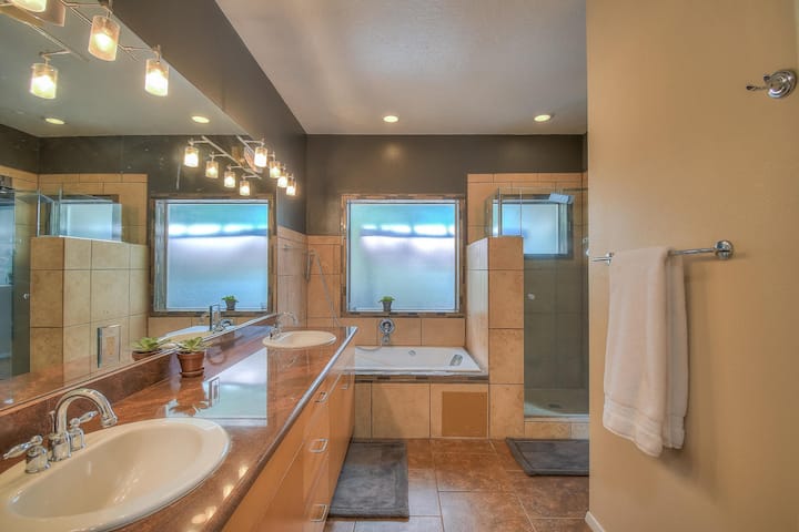 Upscale Nob Hill Condo - Albuquerque