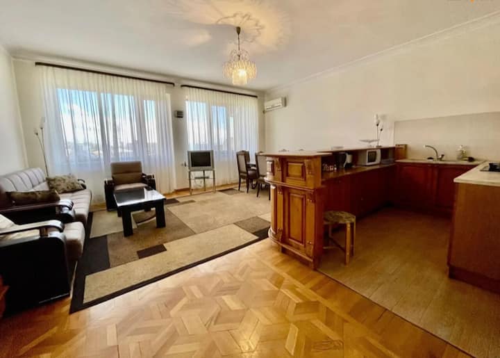 Big 3-bedroom Apartment Close To The City Center - Armenia