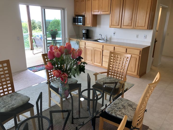 Sunset Suite: Spacious 2 Bedroom, Private Porch - Bellingham, WA
