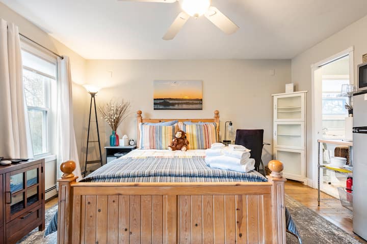 Tam’s Pit Stop Bedroom, Private Entrance. - Long Island, NY