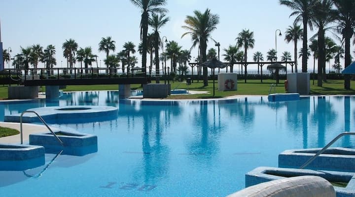 Apartamento Con Piscina En Primera Línea De Playa - Roquetas de Mar