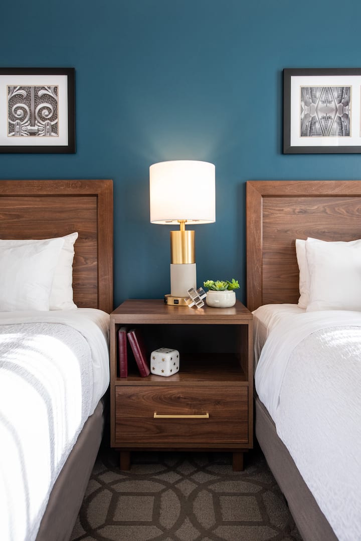 Deluxe Two Queen Beds - Magnolia Hotel Omaha - Omaha, NE