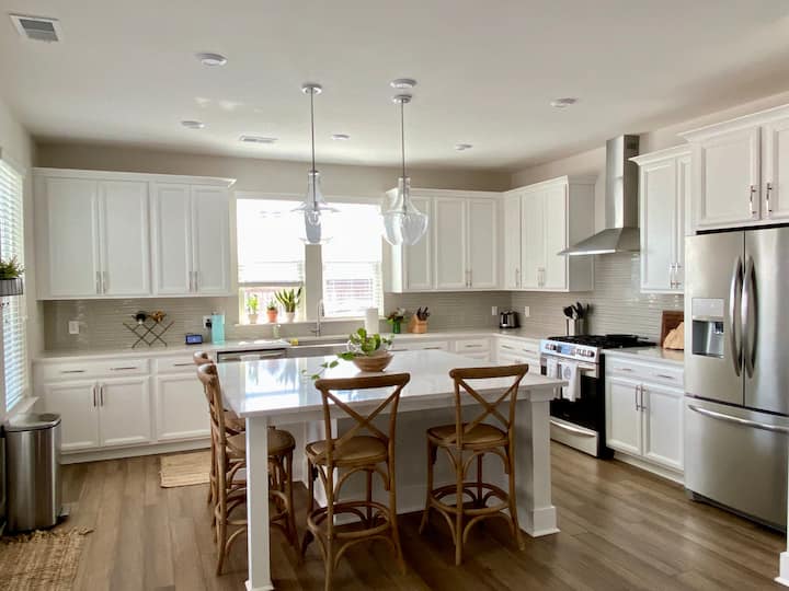 Gilly's Gorgeous 3-bedroom House - North Charleston, SC