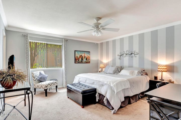 Poolside 2 Bdrm Condo! Prime Scottsdale Location - Scottsdale, AZ