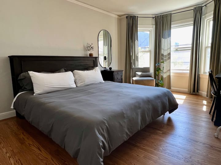 Big Sunny King Suite W/ Workspace, Living, Kitchen - San Francisco, CA