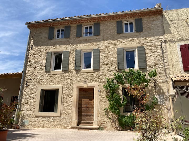 Mas Provençal En Pierres Rénové Avec Soin - France
