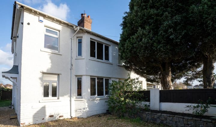 3 Bedroom House With Parking For Multiple Vehicles - Cardiff