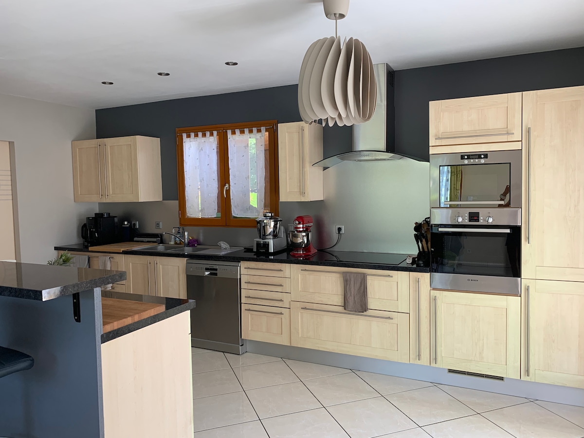 お城の近くの静かで広々とした家 - 借りられるバケーションホーム - Valgelon-La Rochette, オーヴェルニュ・ローヌ ...