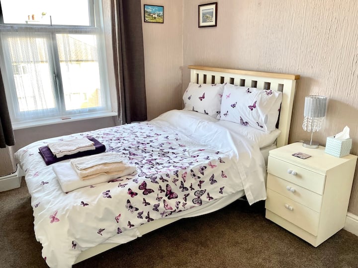 Comfortable Double Room Close To All The Amenities - Holyhead