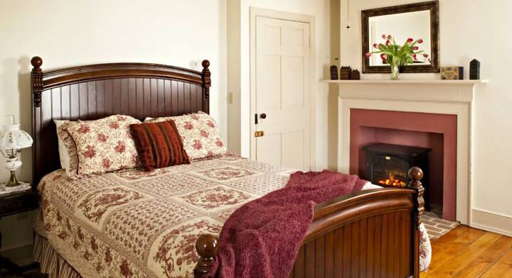 Brickhouse Inn - Luxury Queen Room (Kentucky Room) - Gettysburg, PA