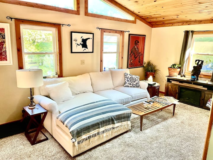 4 Bedroom Home W/ Hot Tub & Courtyard - Akron, OH
