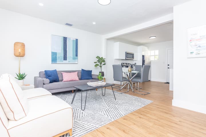 Modern 2 Bedroom House With Large Outdoor Space - Miami, FL