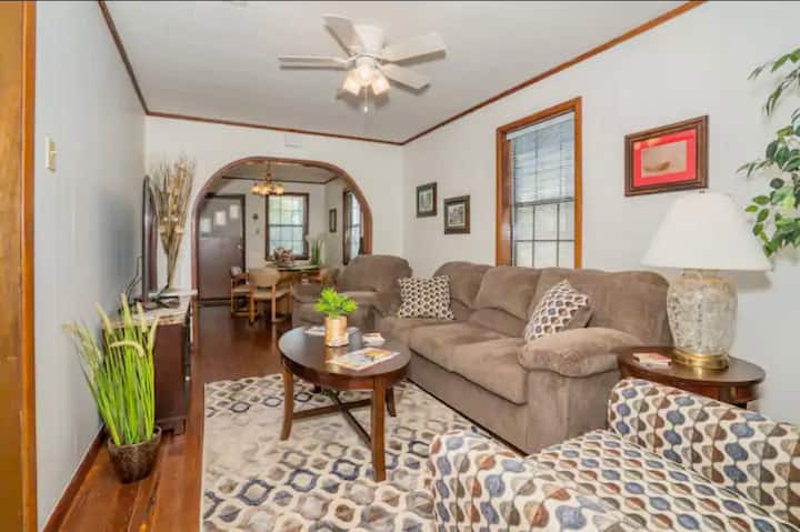 Adorable Bungalow Close To Downtown And Beach - 걸프포트