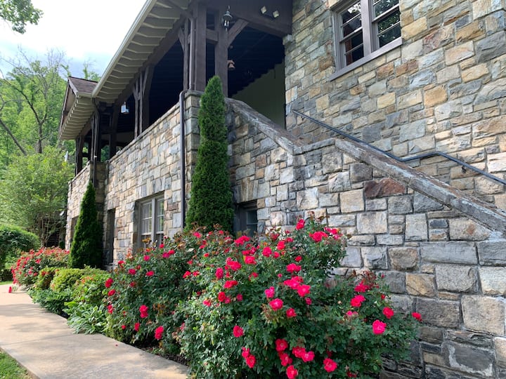 The Scarlett Suite At Smoky Cove Lodge - Cherokee, NC