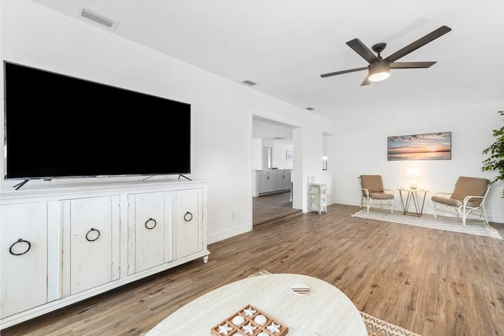 Luxury Coastal Oasis | Heated Pool & Games | 4br - West Palm Beach, FL