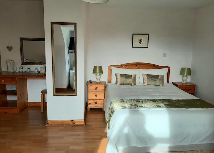 Yeats Lodge Accommodation - Ensuite Bedroom - Sligo