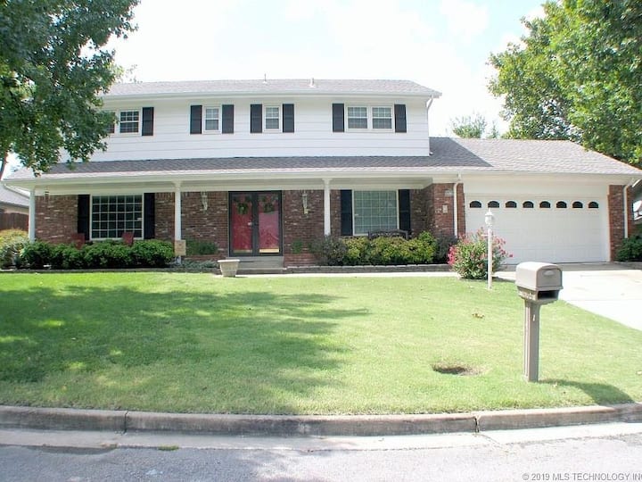 Cheerful Spacious Home W/fireplace, Backyard Patio - Tulsa, OK