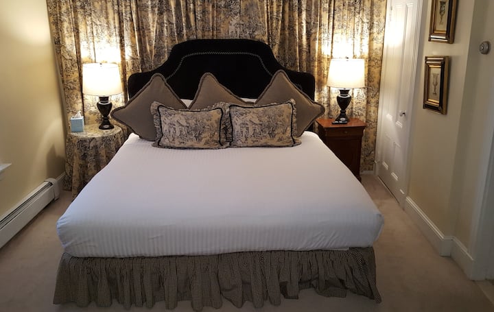 Victorian King Room - Jamestown, RI