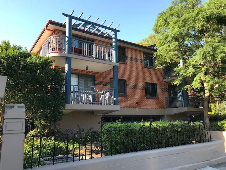 Spacious 2 Bedroom Unit Close To All Amenities - Sydney