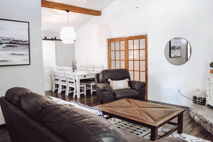 1 Mile From Parkway | Modern 4-bedroom Cottage - Sevierville, TN