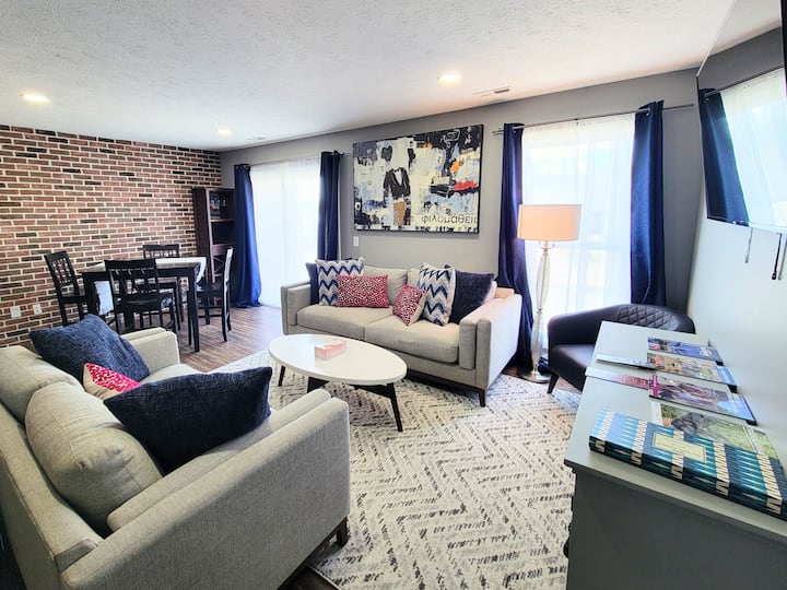 Fully Renovated, Modern Unit Awaits You! 2nd Floor - Council Bluffs, IA