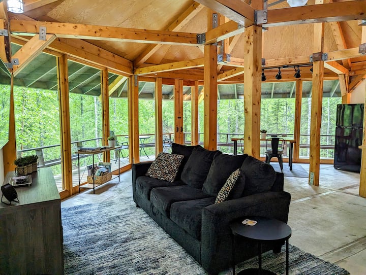 Explore Alaska From Romantic Creekside Chalet - Anchorage, AK