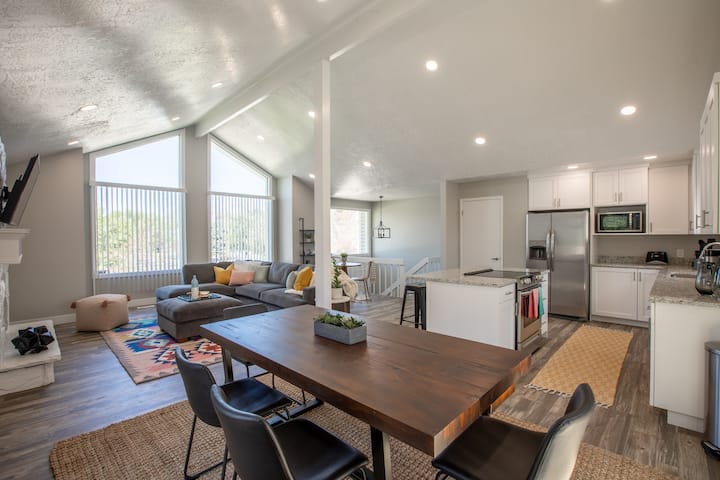 Family Ski Escape | Mtn Views + Cozy Fireplace - Sandy, UT