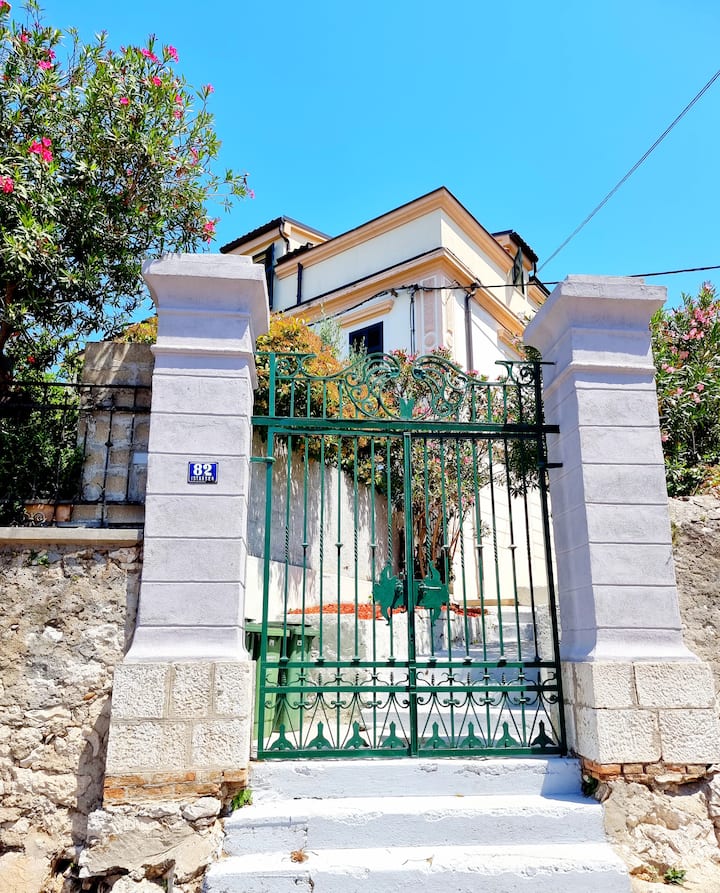 Casa Alisa ★ 4 Br With Jacuzzi,terrace & Parking ★ - Šibenik