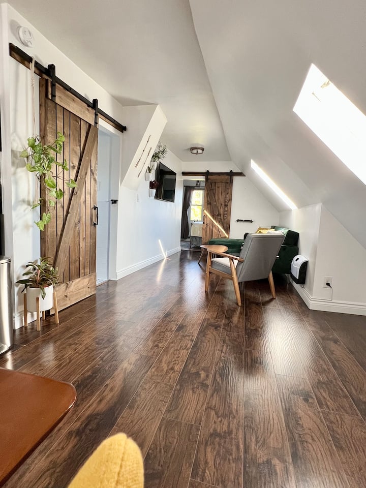 Avondale Cozy 1 Bedroom Attic Apartment 4th Fl - 