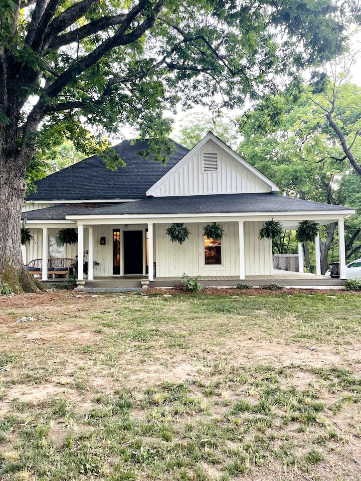 Cheerful 3-bedroom Home In Concord - Concord, NC