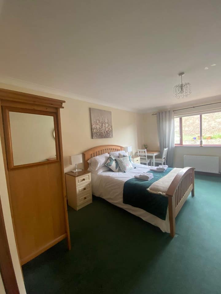 Spacious Room, Walking Distance - Donegal
