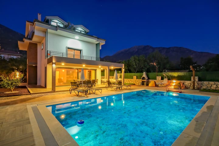Fethiye ÖLüdeniz'de Büyük Havuzlu 10 Kişilik Villa - Ölüdeniz