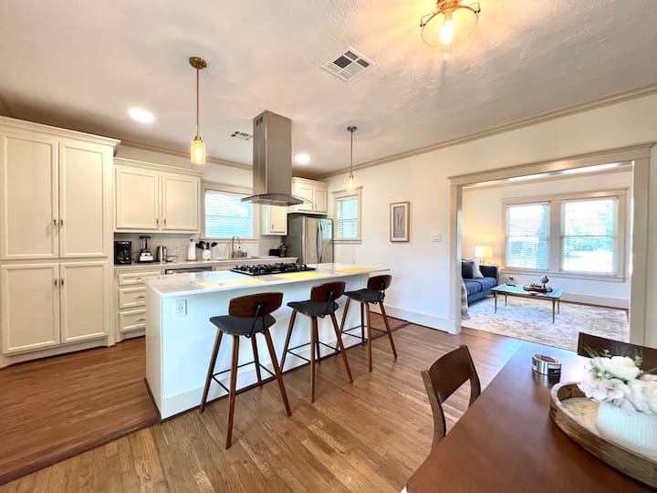 Remodeled Craftsman House With Huge Backyard - Houston, TX