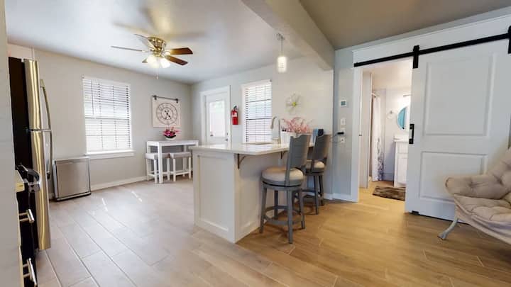 Adorable 1 Bedroom Cabin With Free On-site Parking - Lake Lawtonka, OK