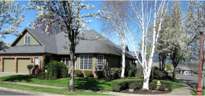 Beautiful 3 Bedroom Home  Sleeps 8 - Springfield, OR