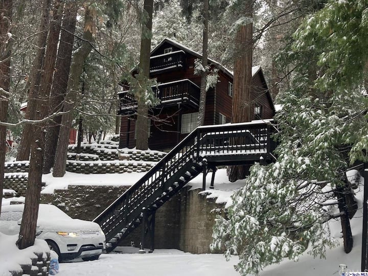 Charming Mountain Retreat 3br / 3ba + Loft Cabin - San Bernardino, CA