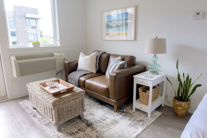 Central Studio Condo (90 Day Min But Can Add More) - Kelowna