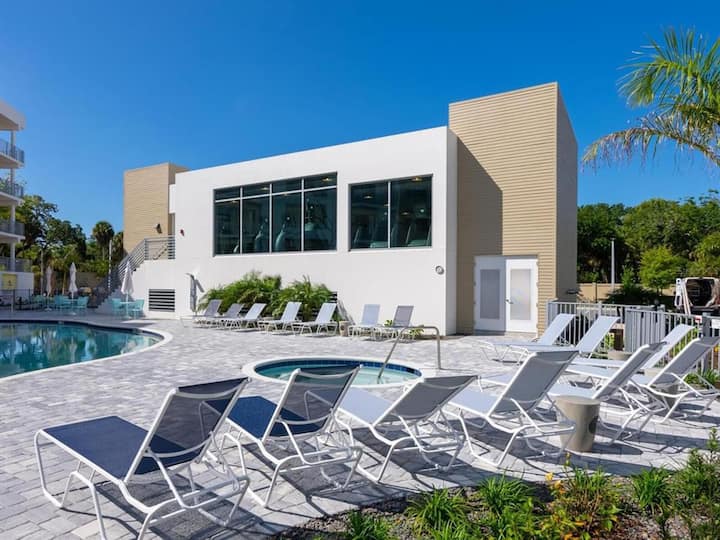 New Luxury Waterfront Condo  Pool/gym/hot Tub - Sarasota, FL