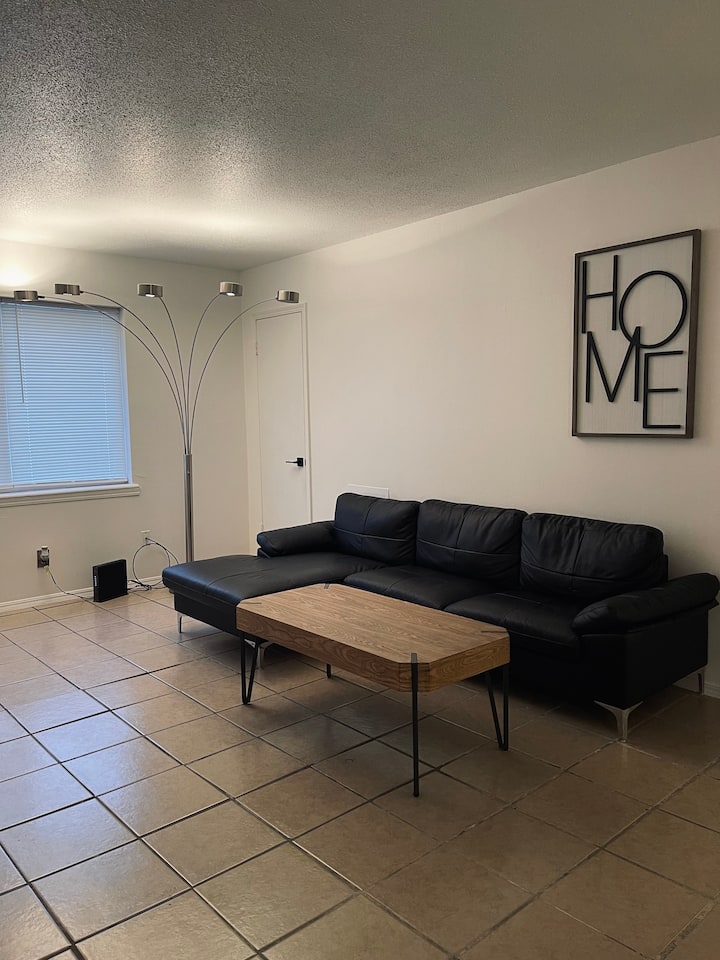 1 Bedroom With King Size Bed And Free Parking - Tulsa, OK